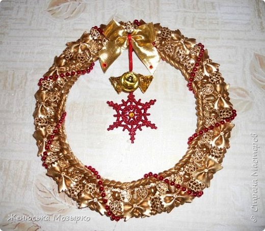 Новогодний венок из макарон | Страна Мастеров